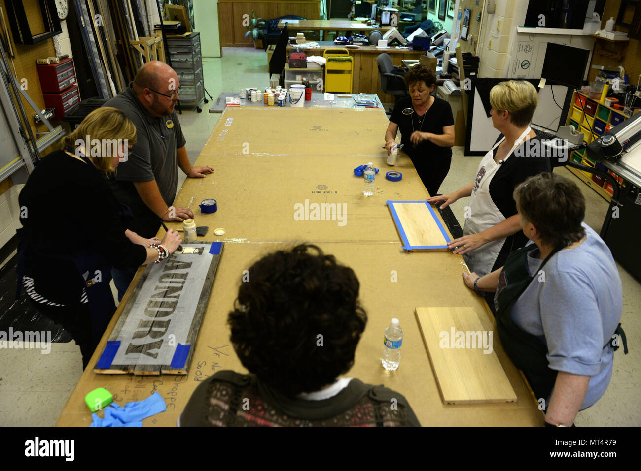 Studenten Zeichen in einem (Hammer und Pinsel) Klasse an der Skills ...