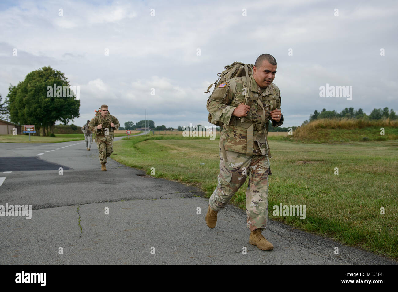 U.S. Army Staff Sgt. Engel Acosta, mit Hauptsitz und Sitz der Firma ...