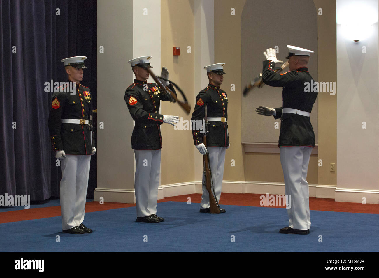 Das Marine Corps leise Bohren Platoon, der während einer Abend-Parade ...