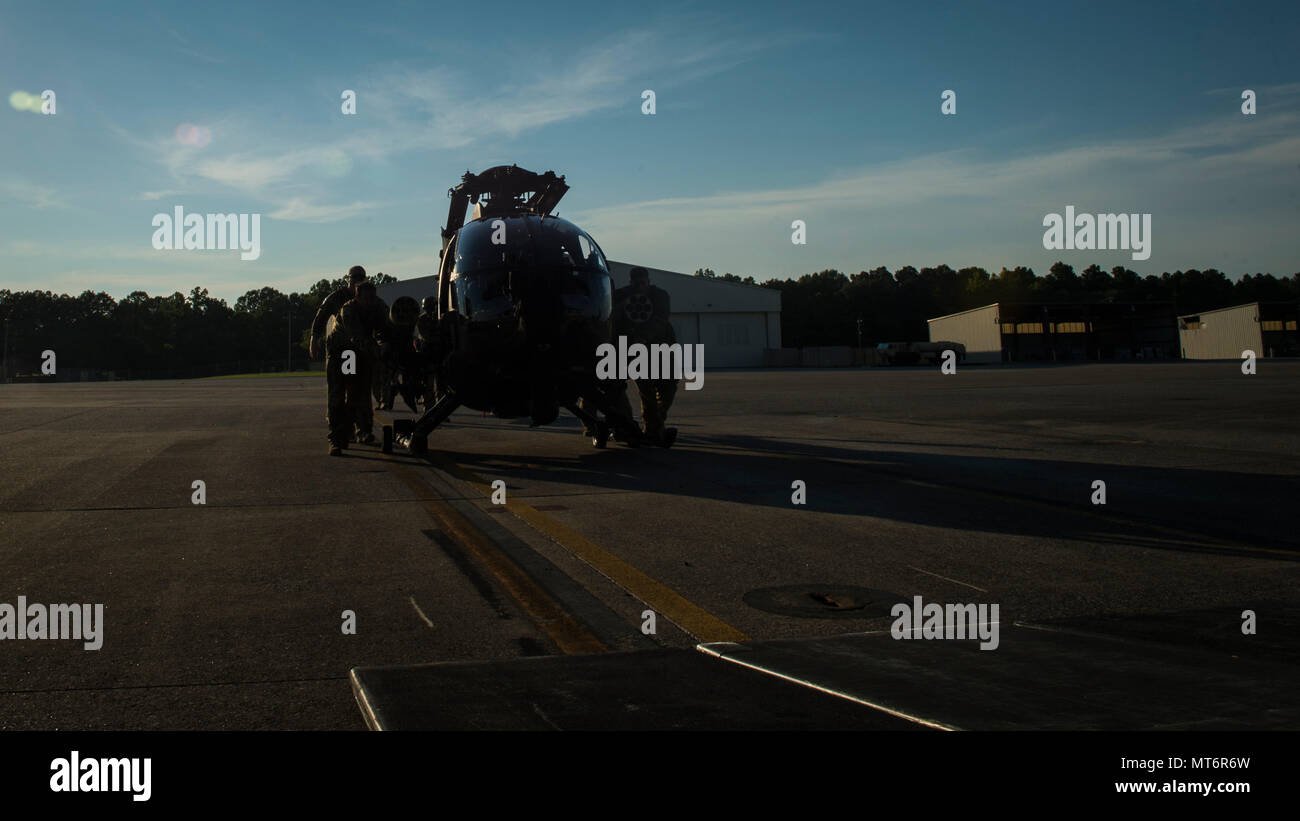 Das bodenpersonal mit dem 15 Special Operations Squadron in einem ...