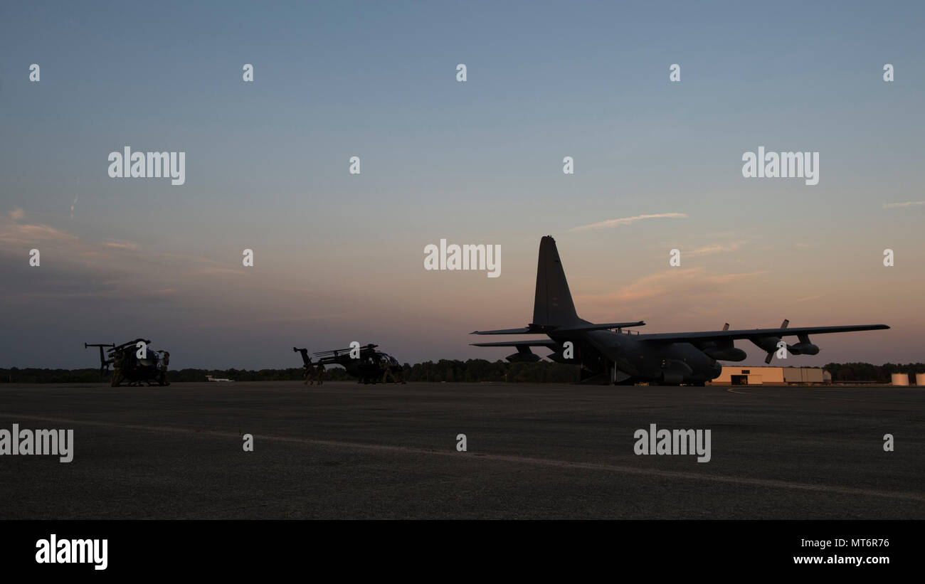 Das bodenpersonal mit dem 15 Special Operations Squadron in einem ...