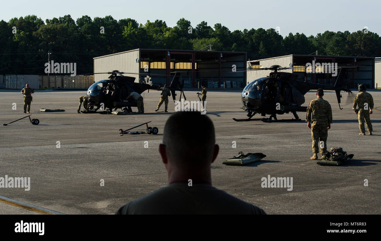 Das bodenpersonal mit dem 15 Special Operations Squadron in einem ...