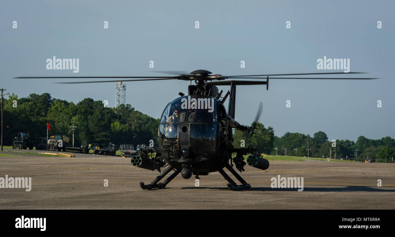 Das bodenpersonal mit dem 15 Special Operations Squadron in einem ...