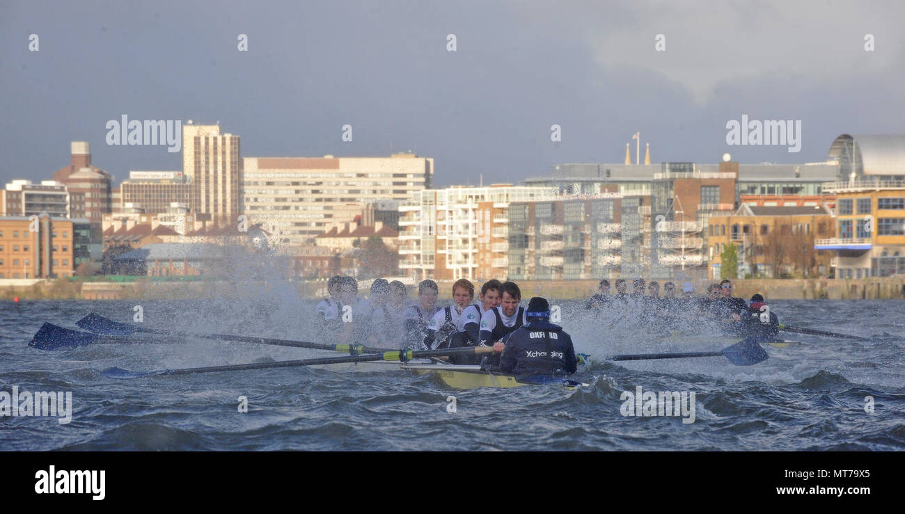 Rudern durch den rauen wasserbogen -Fotos und -Bildmaterial in hoher ...