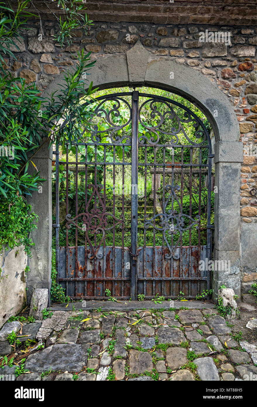 Backsteinbogen am eingang -Fotos und -Bildmaterial in hoher Auflösung – Alamy