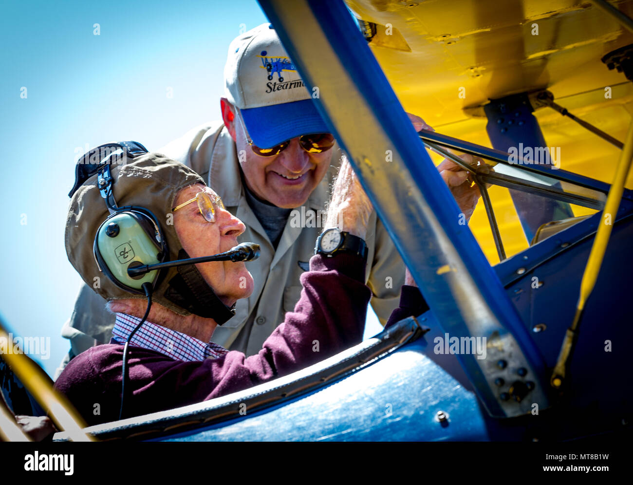 Erste Sgt. David Brown, Air Force Reserve, wird Al Tucker jr., 96, in ...