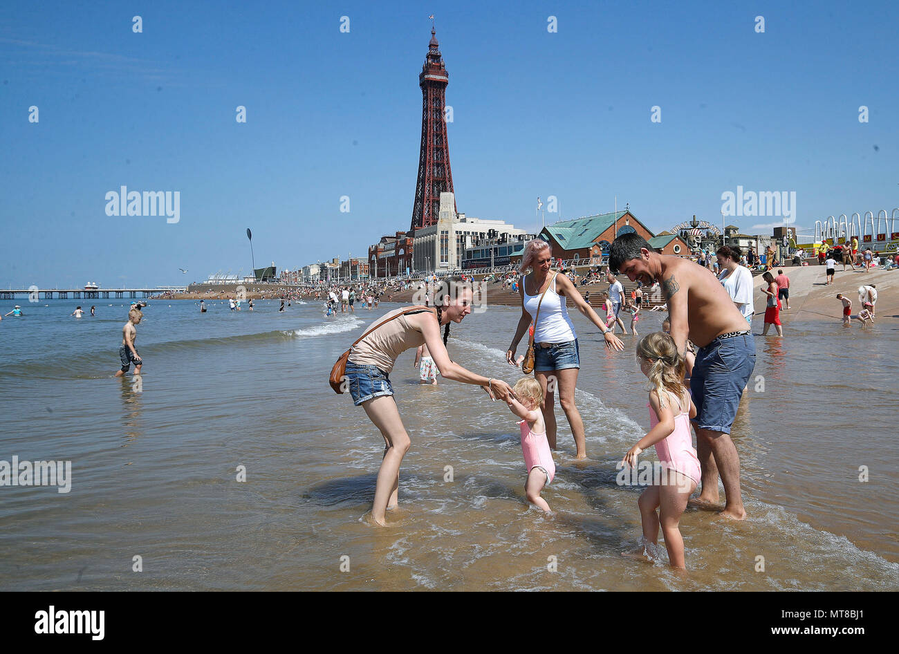 Peter Grau mit Phoebe und Ellie Edi spielen im Meer am Strand von ...