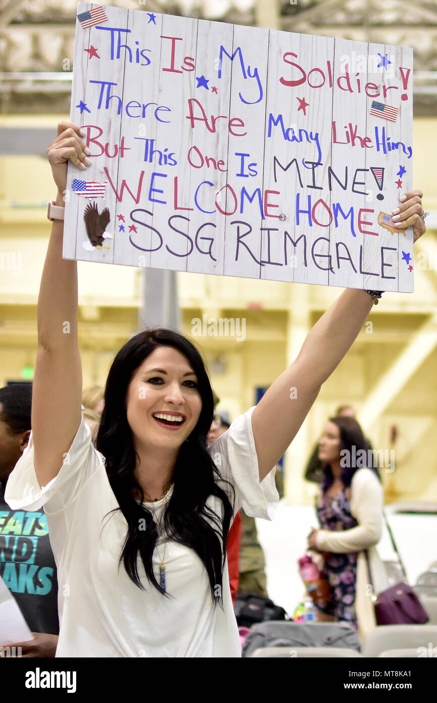 Bretagne Rimgale sieht für ihren Ehemann, Staff Sgt. Tim Rimgale, unter ...