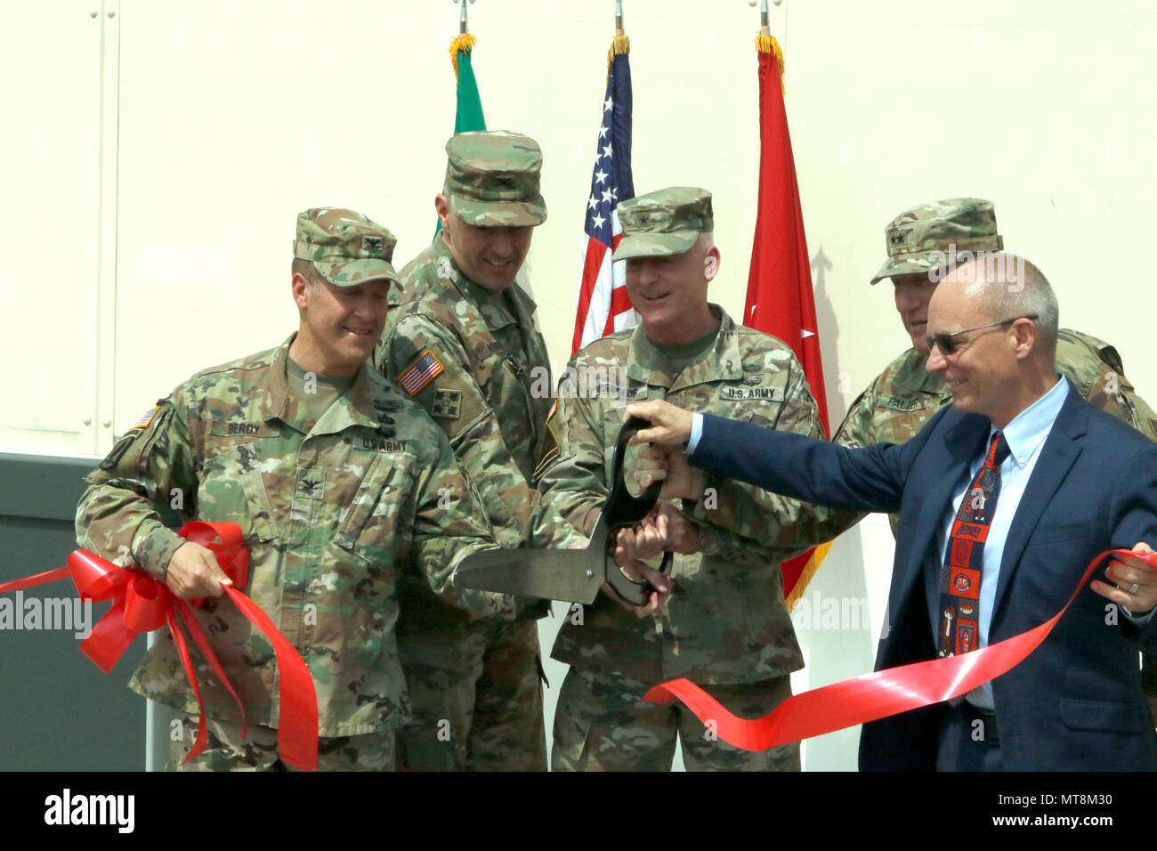 Von links, Spalte Erik M. Berdy, U.S. Army Garrison (USAG) Italien ...
