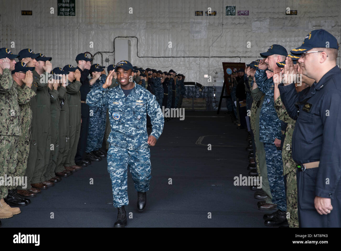 NORFOLK, Virginia (17. Mai 2018) - Lt Travon Adderly kehrt der Gruß der ...
