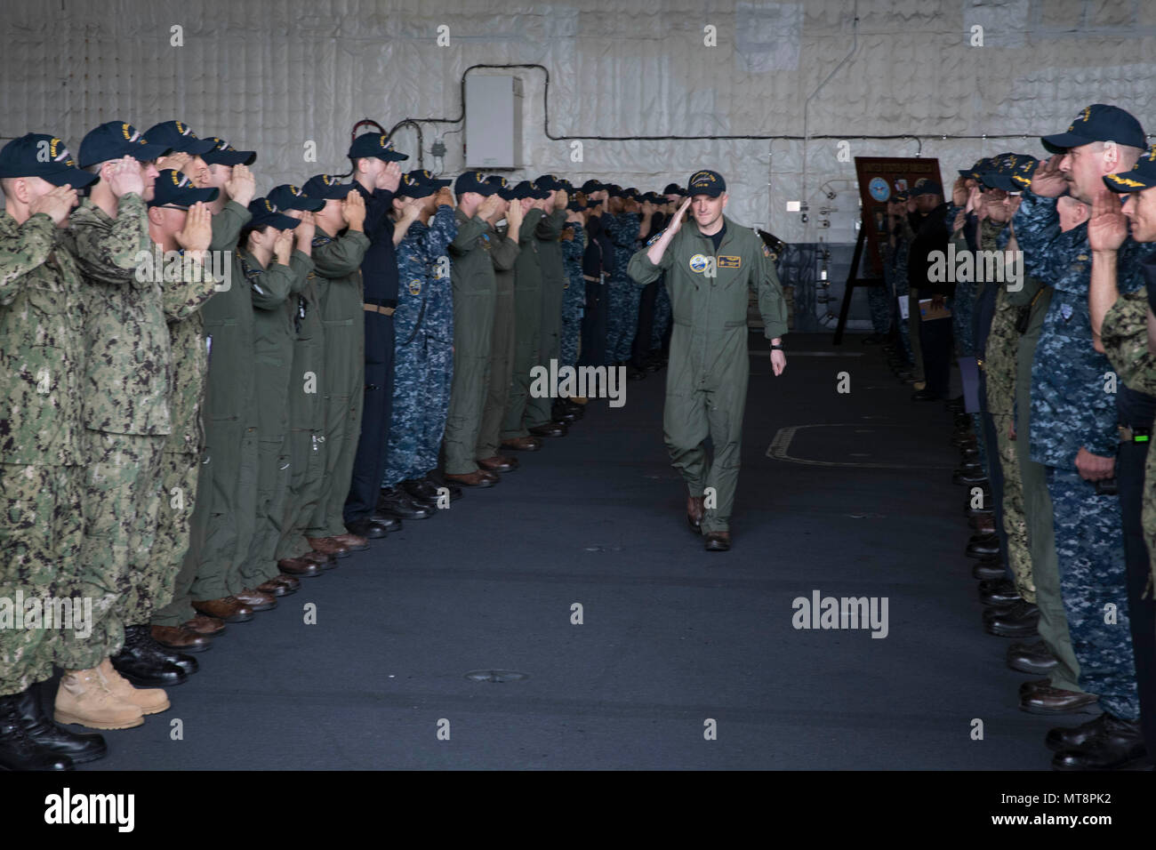 NORFOLK, Virginia (17. Mai 2018) - leutnant Thomas Pausche kehrt der ...