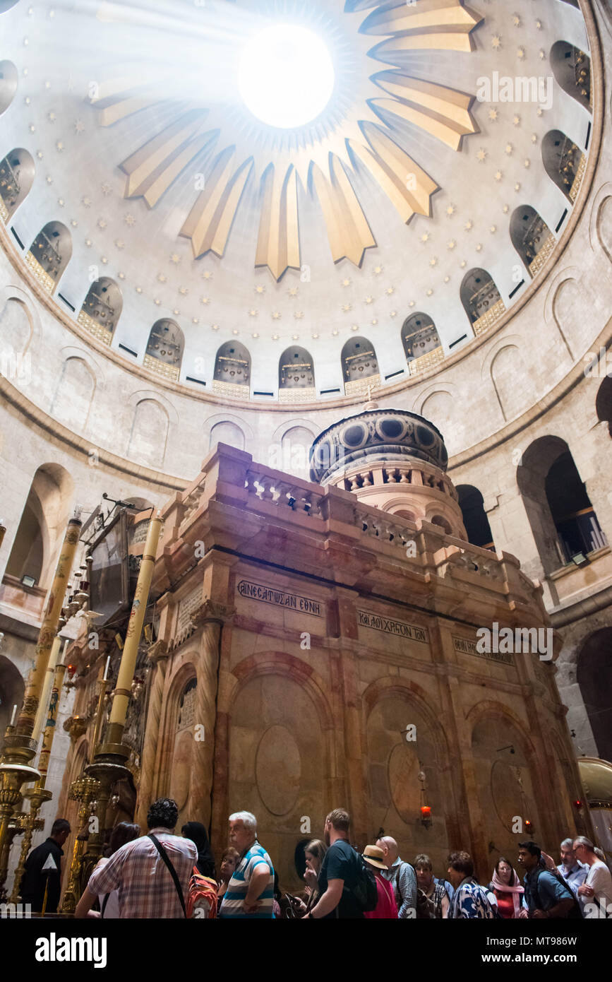 JERUSALEM, Israel - 15. MAI 2018: Die pilger Warten in der Rotunde ...