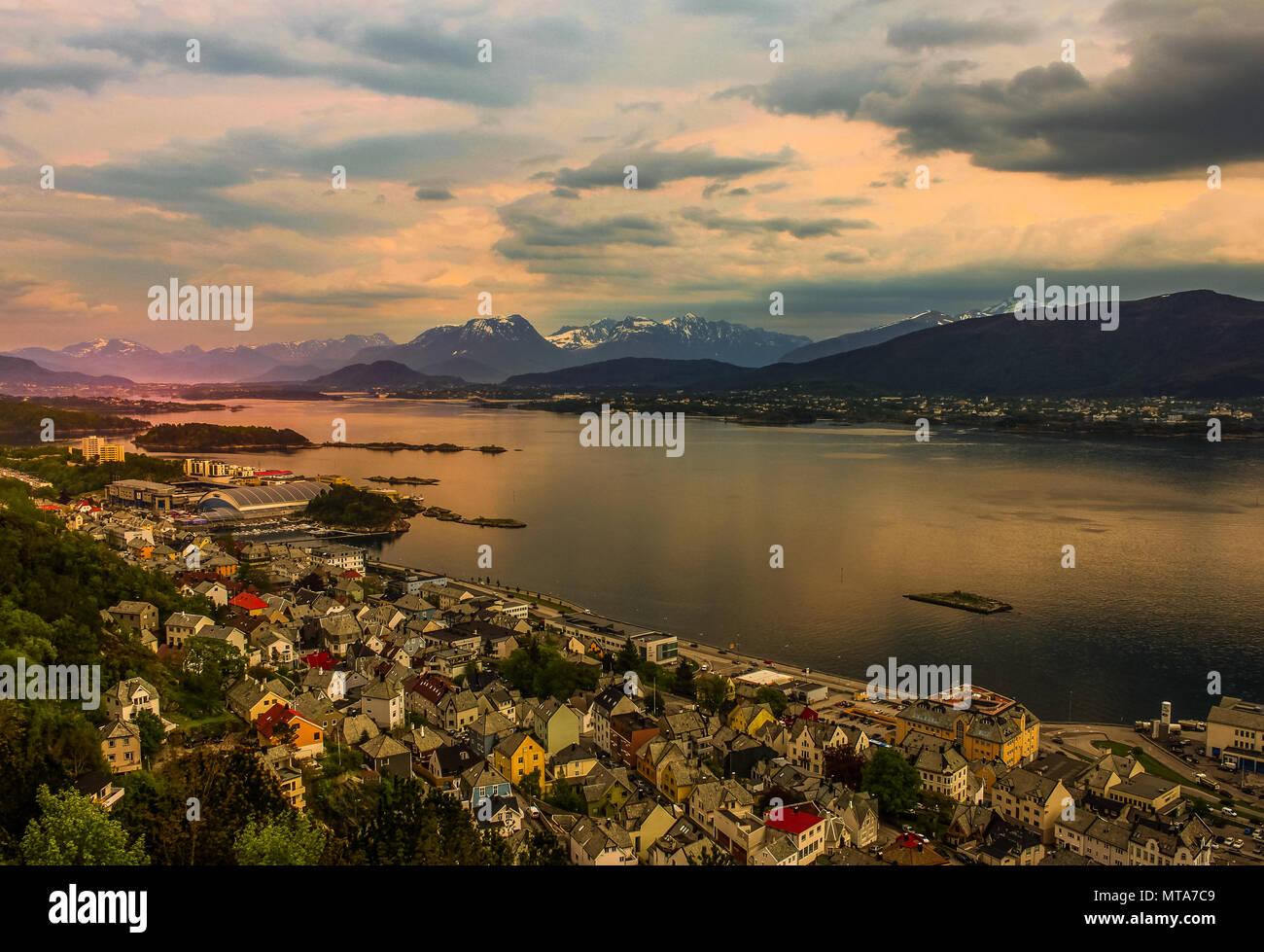 Alesund, Norwegen - der Hafen von Alesund vom Berg Aksla Aussichtspunkt ...