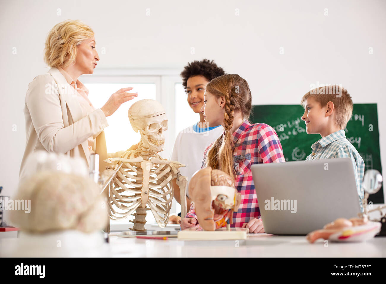 Neugierige kinder -Fotos und -Bildmaterial in hoher Auflösung – Alamy