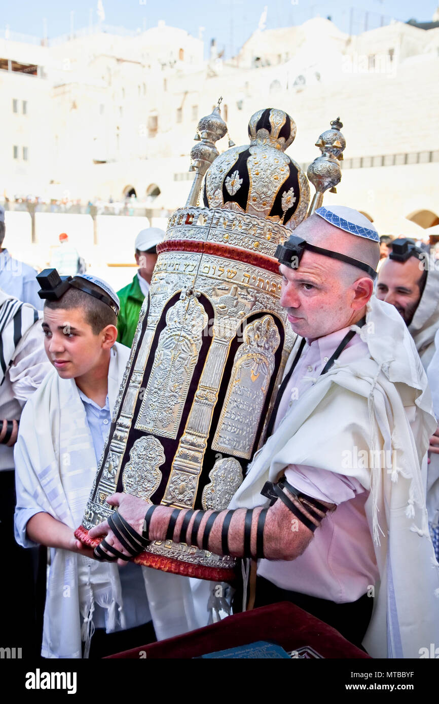 Reading jewish torah bar mitzvah -Fotos und -Bildmaterial in hoher ...