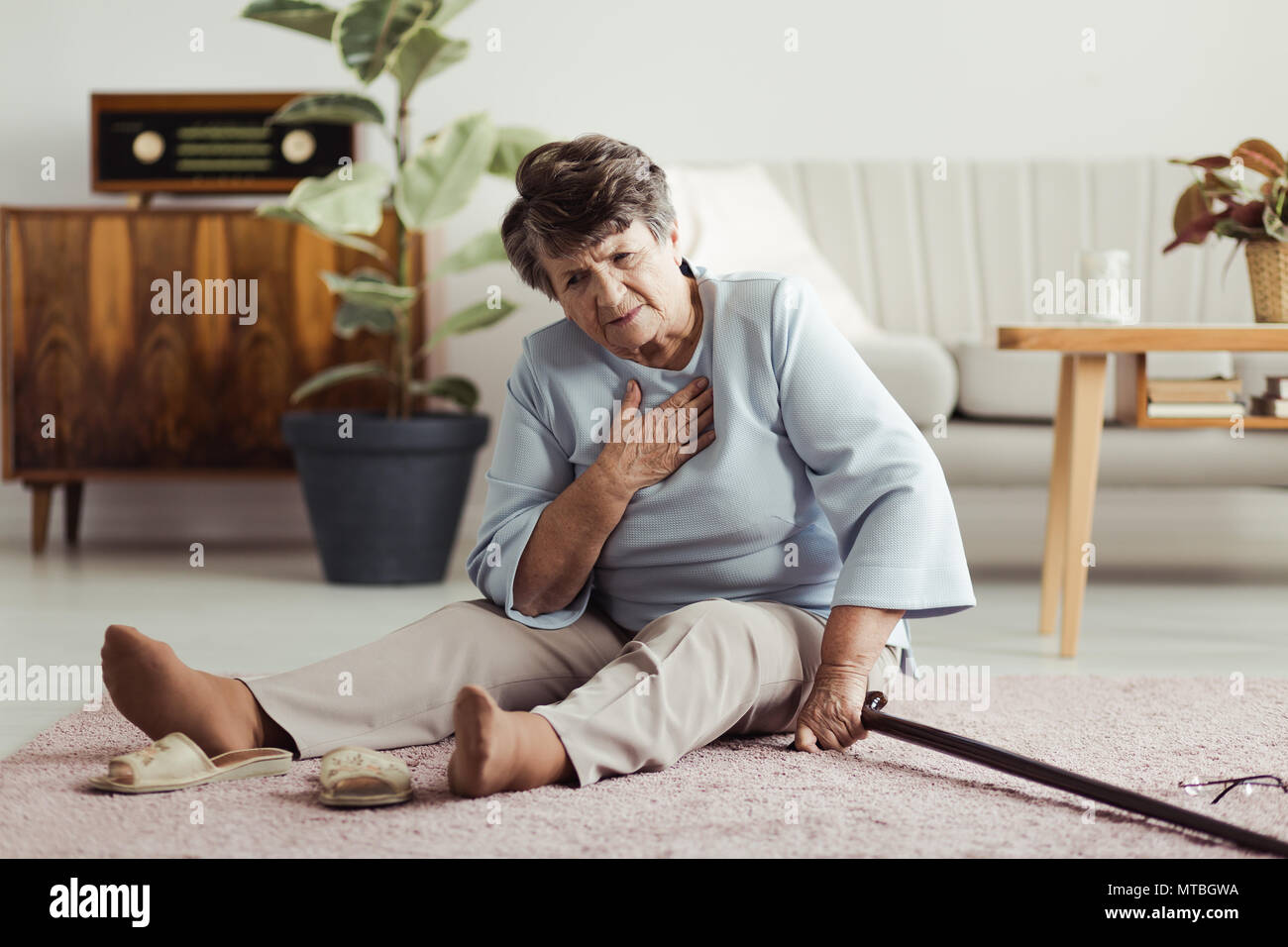 Disabled woman walking cane -Fotos und -Bildmaterial in hoher Auflösung ...