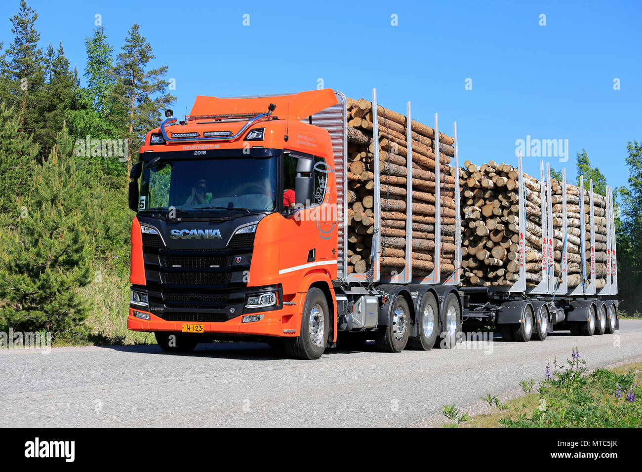 Orange Next Generation Scania R 650 logging Truck auf Probefahrt in ...