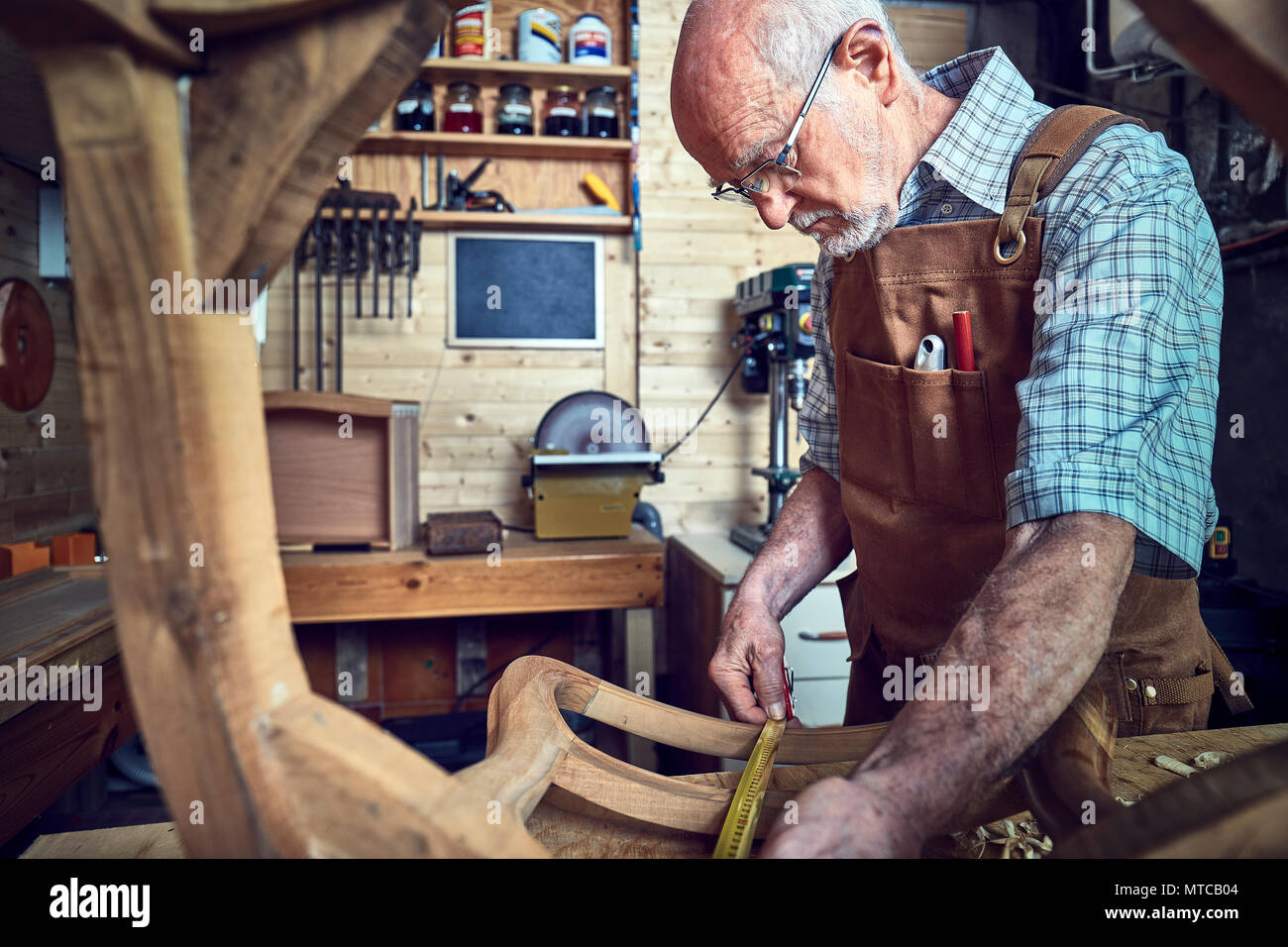 Traditioneller Handwerker Bei Der Arbeit Stockfotos und -bilder Kaufen ...