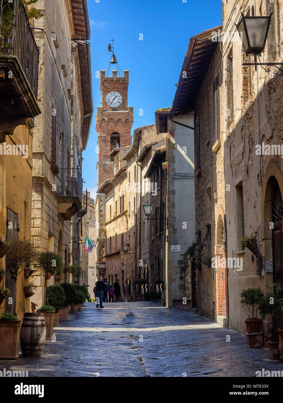 Engen Gassen der mittelalterlichen Altstadt von Pienza, Toskana Italien ...