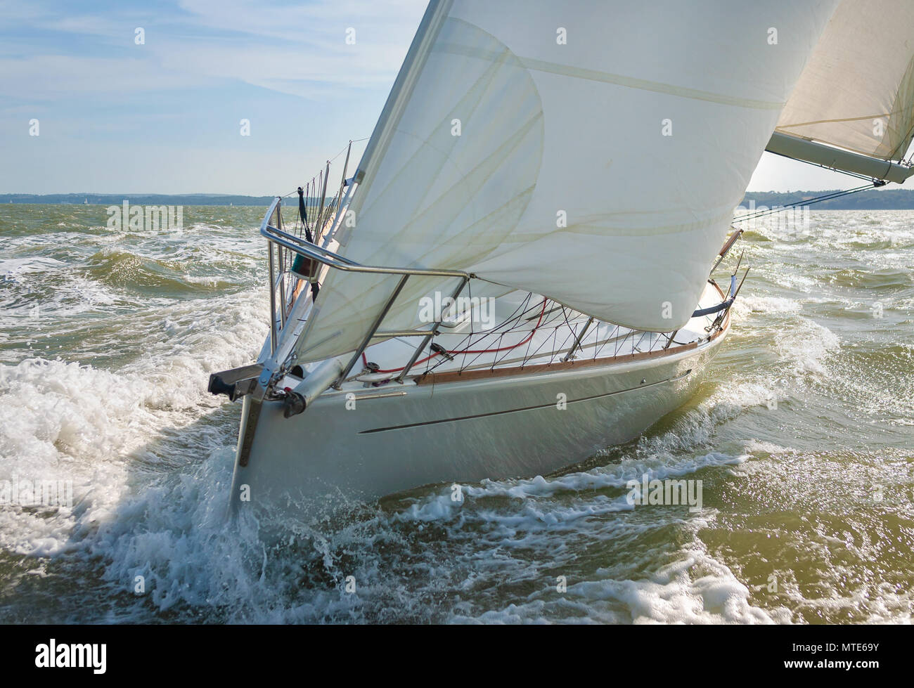 Nahaufnahme von Motorboot, Segelboot oder Yacht am Meer mit weißen ...