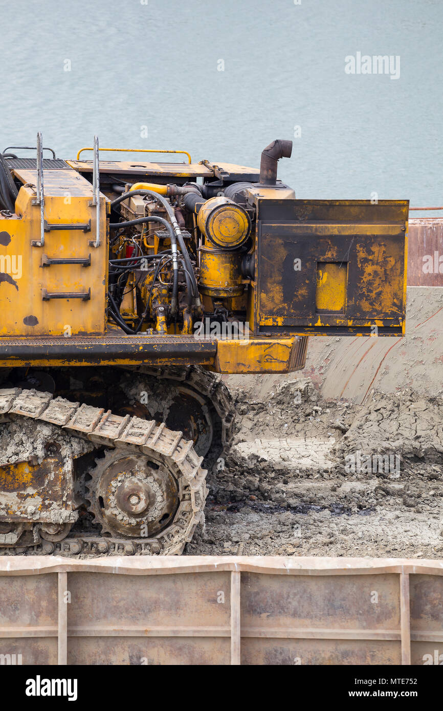 Motor der Bagger am Schiff auf dem Fluss. Bagger Reparatur und Service ...