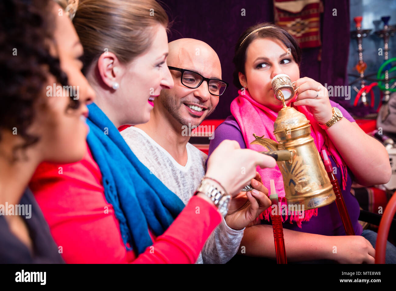 Shisha bar -Fotos und -Bildmaterial in hoher Auflösung - Seite 3 - Alamy