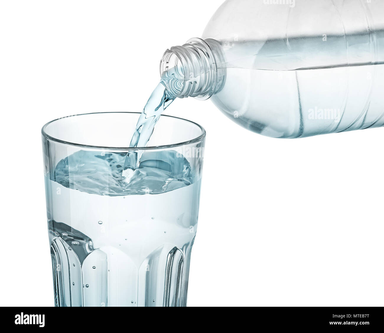 Wasser wird in ein glas gegossen -Fotos und -Bildmaterial in hoher ...