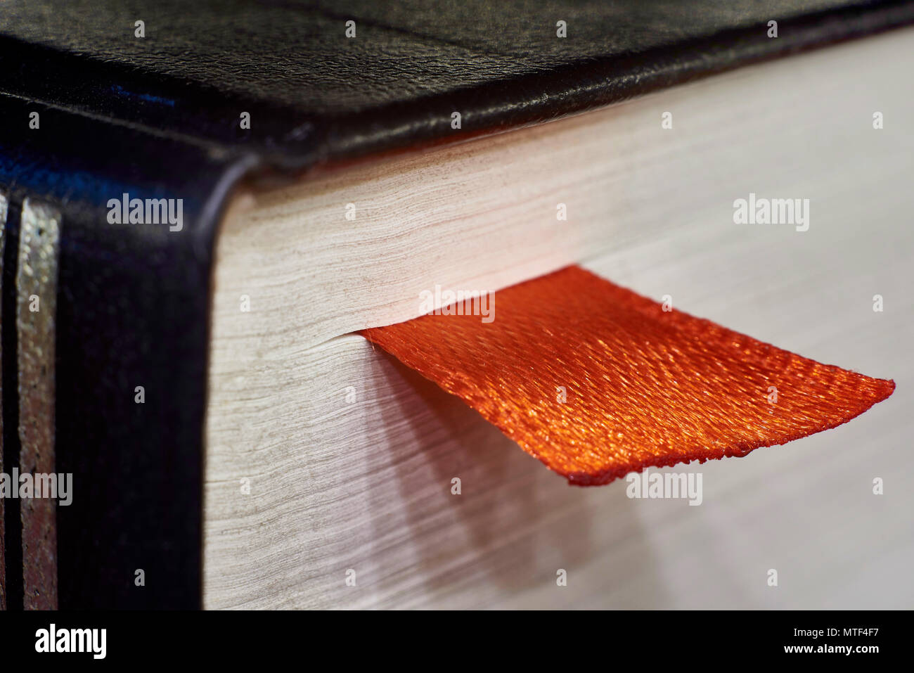 Rotes lesezeichen -Fotos und -Bildmaterial in hoher Auflösung – Alamy