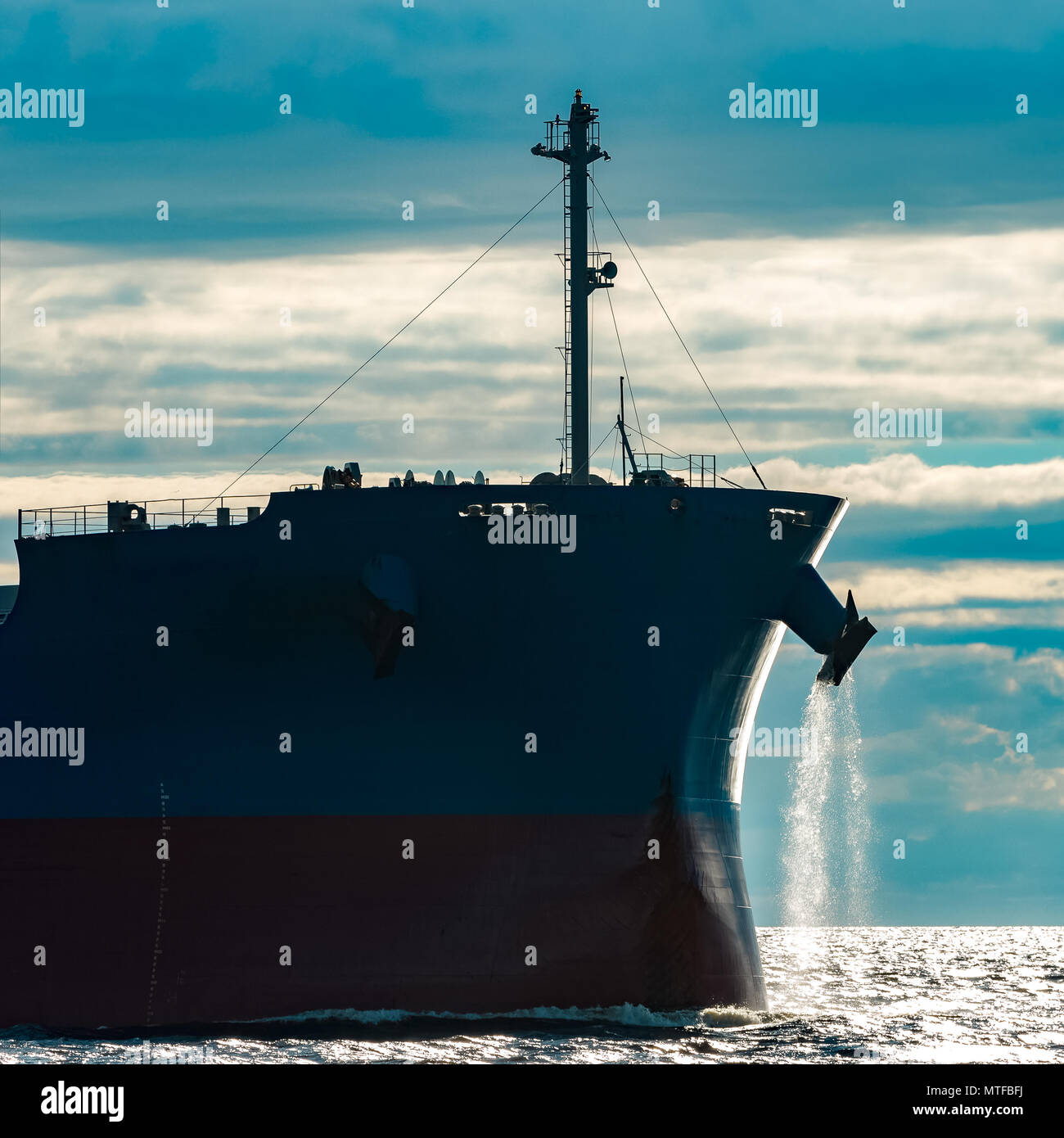 Ware importieren. Die großen blauen Frachtschiff, der Hafen von Riga ...