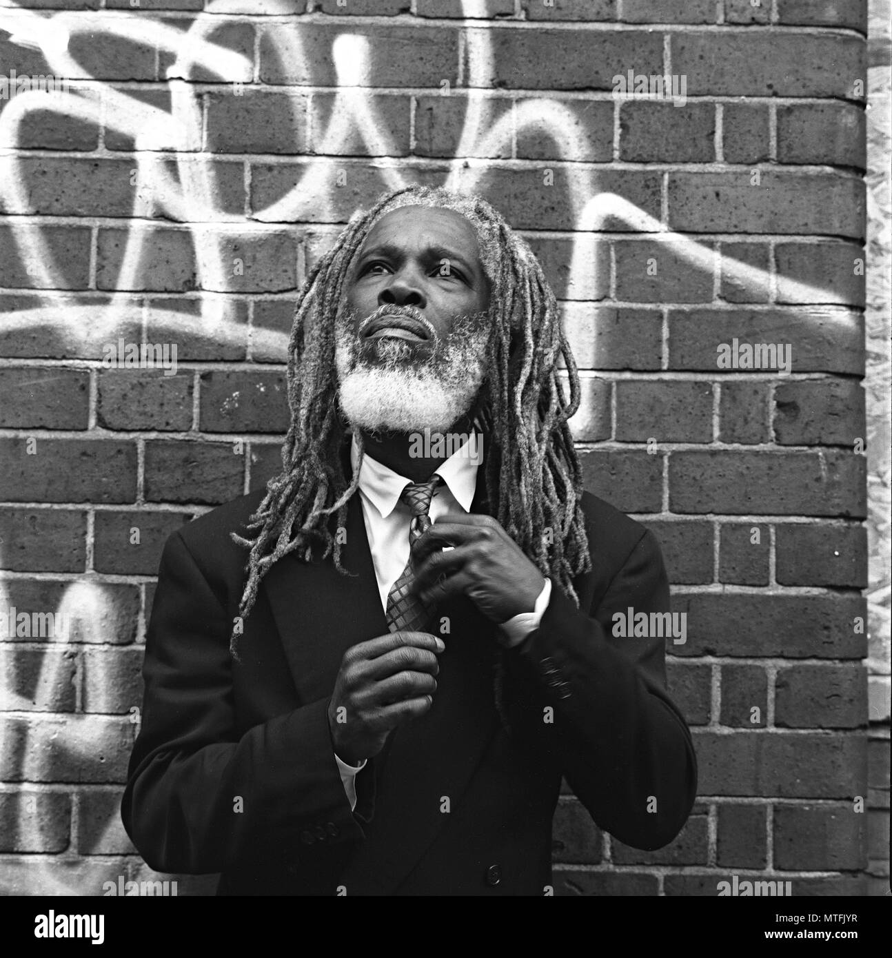 Singer with dreadlocks -Fotos und -Bildmaterial in hoher Auflösung – Alamy