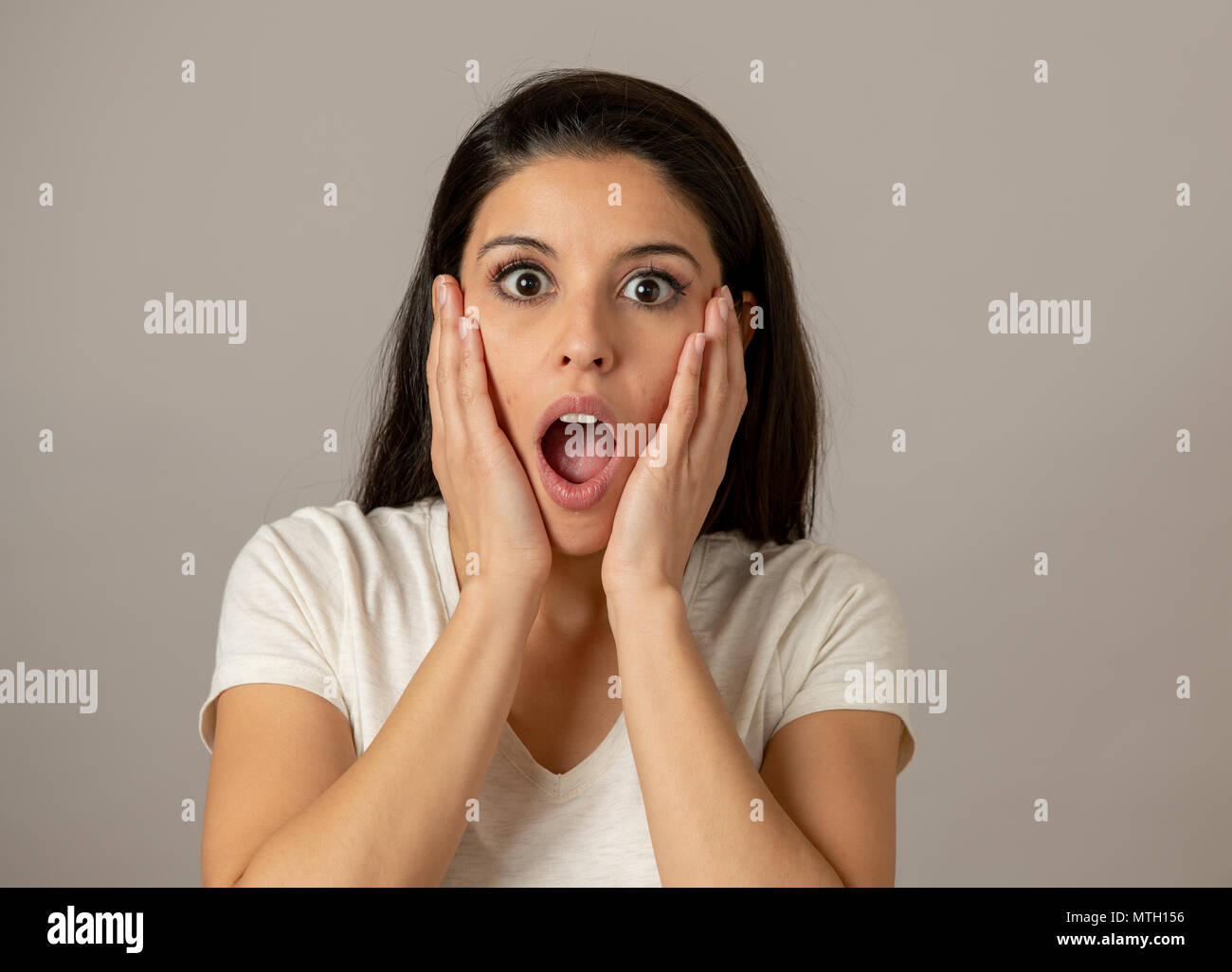 Schauend erstaunt -Fotos und -Bildmaterial in hoher Auflösung – Alamy