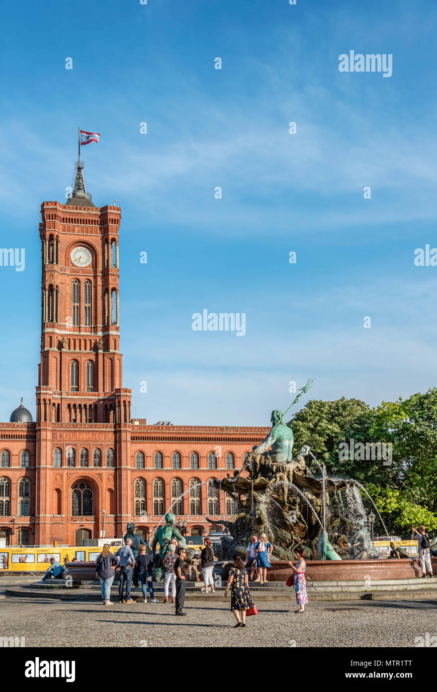 Rotes Rathaus von Berlin, Deutschland, mit dem Neptunbrunnen im ...