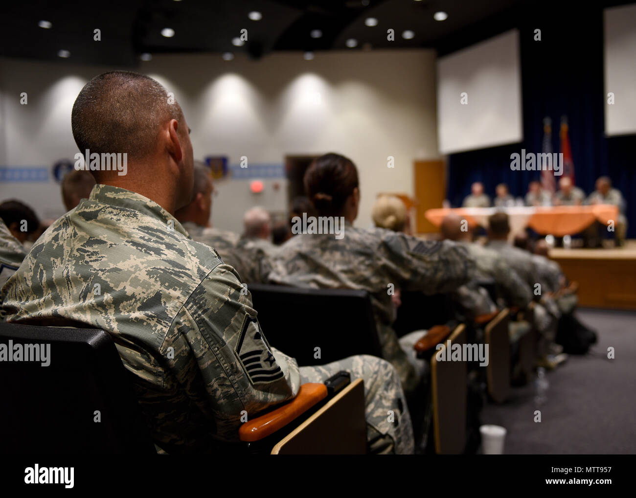 Air Force First Sergeants Teilnahme an einer Podiumsdiskussion am 23 ...
