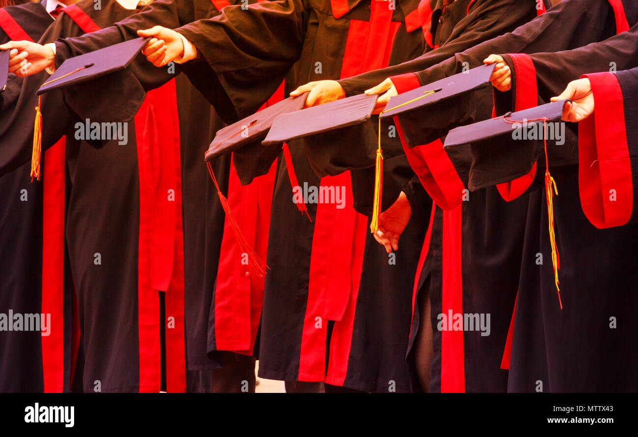 Studenten halten Hüte in Händen in der universitären Abschluss erfolg ...