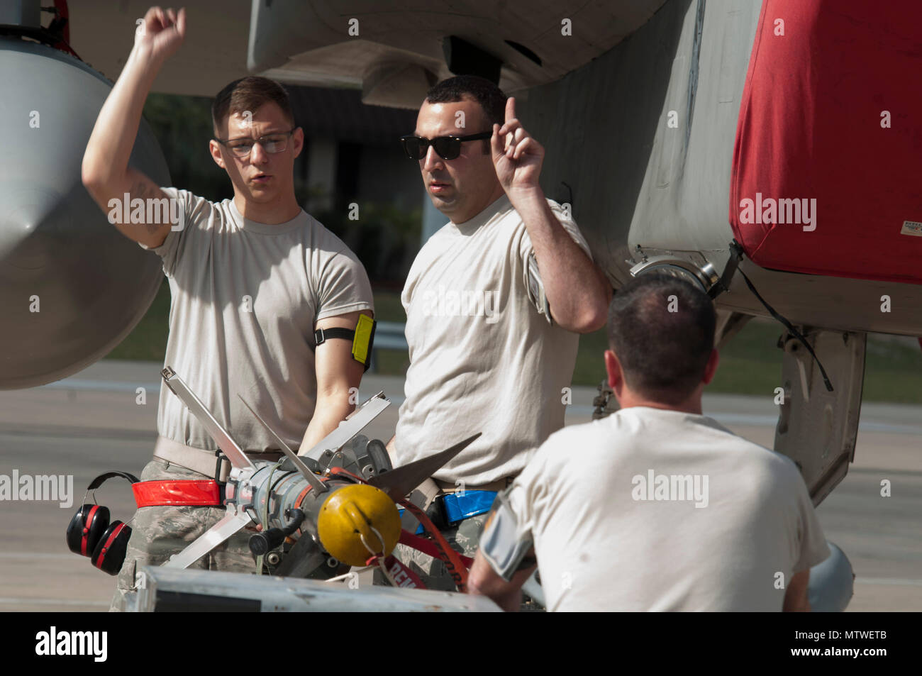 Tech. Sgt. Lucas Hagopian, rechts, und Staff Sgt. Nick Albert, Links ...