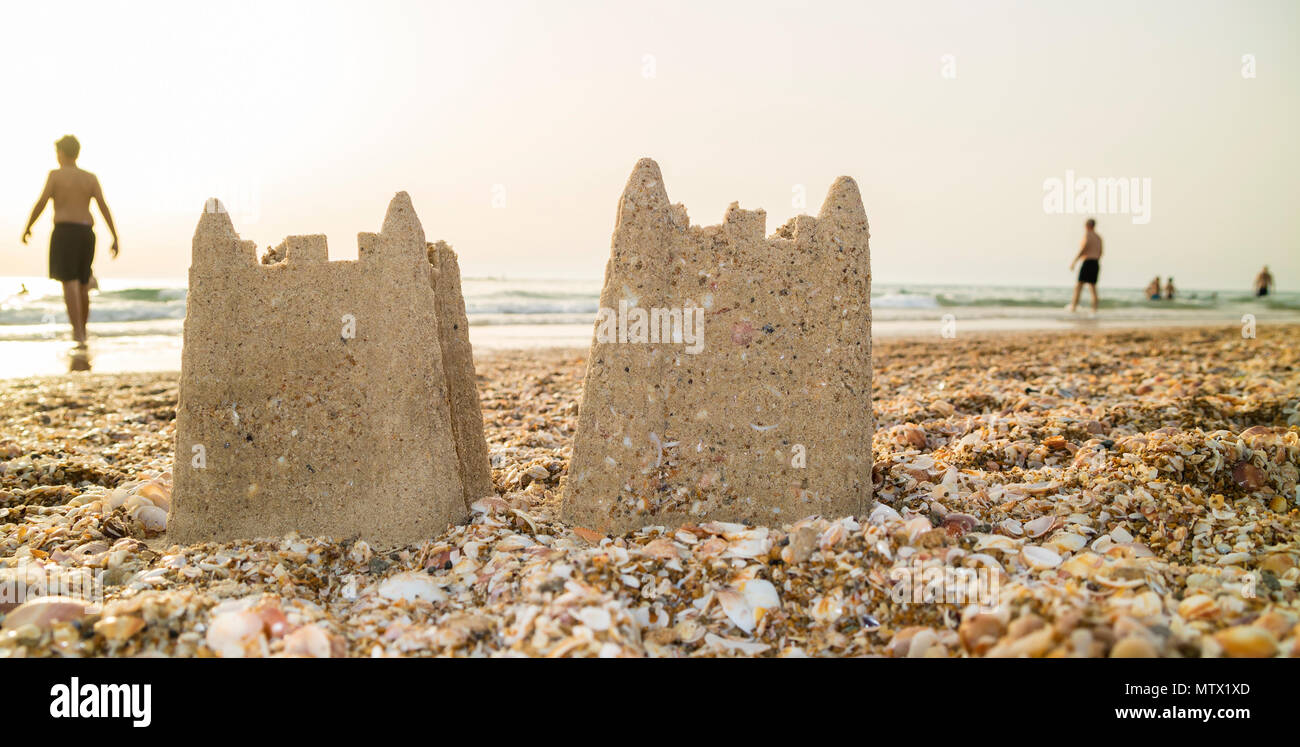 Sandburgen am strand -Fotos und -Bildmaterial in hoher Auflösung – Alamy