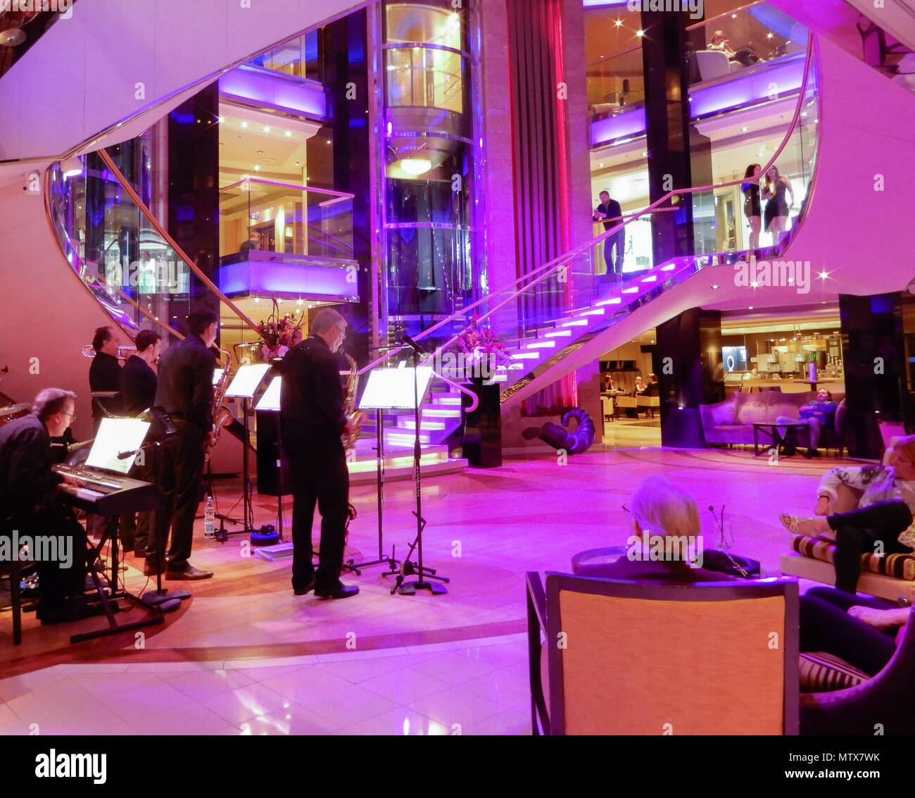 Cruise ship lift atrium -Fotos und -Bildmaterial in hoher Auflösung – Alamy