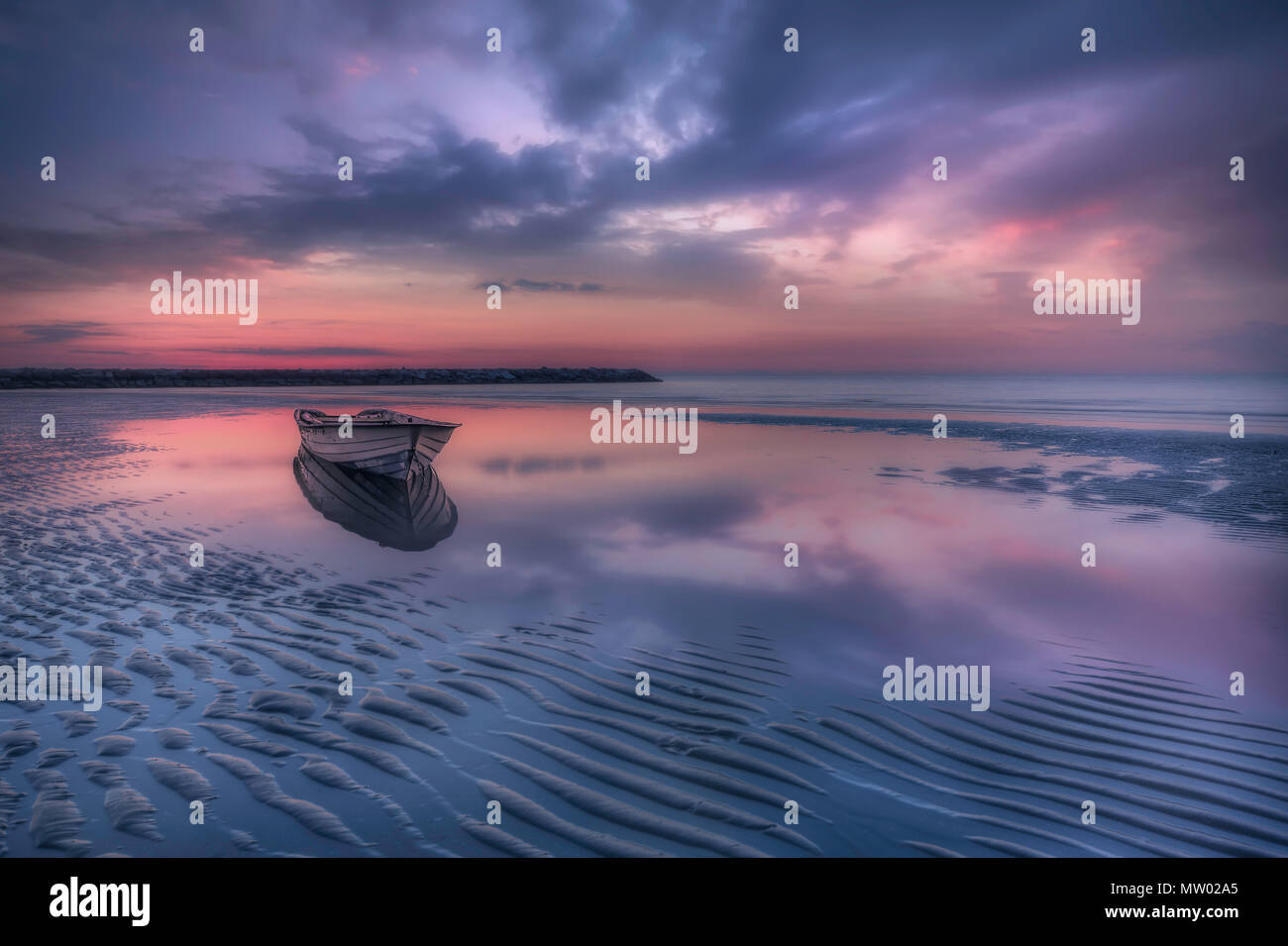 Boot am Strand bei Ebbe, Jesolo, Venetien, Italien Stockfotografie - Alamy