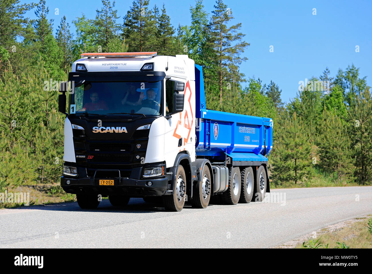 Weiß der nächsten Generation Scania R520 10X4 XT Kipper Test entlang ...