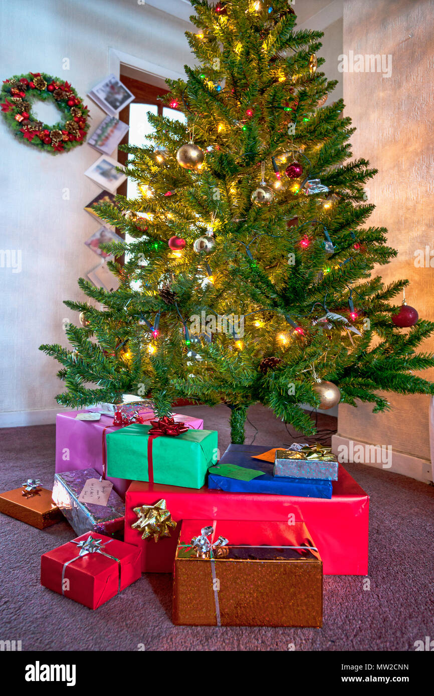 Weihnachtsbaum mit geschenken -Fotos und -Bildmaterial in hoher ...