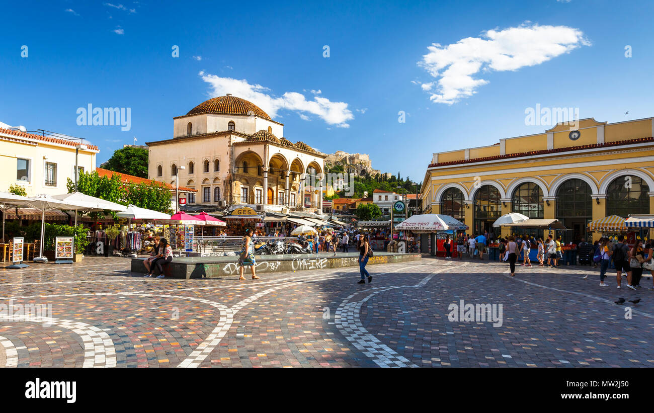 Athen, Griechenland - 30. Mai 2018: Tzistarakis Moschee und dem U ...