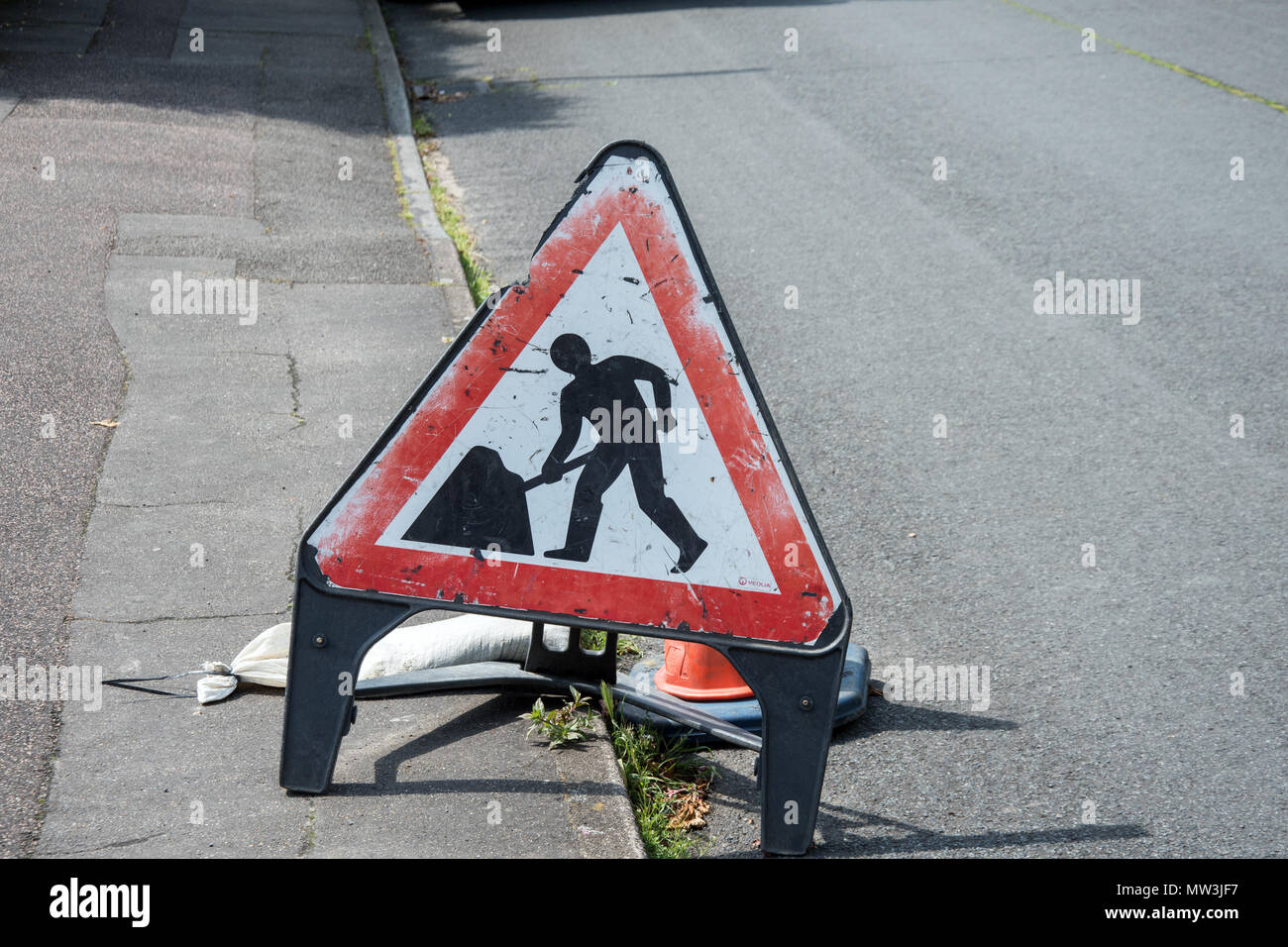 The temporary triangle -Fotos und -Bildmaterial in hoher Auflösung – Alamy