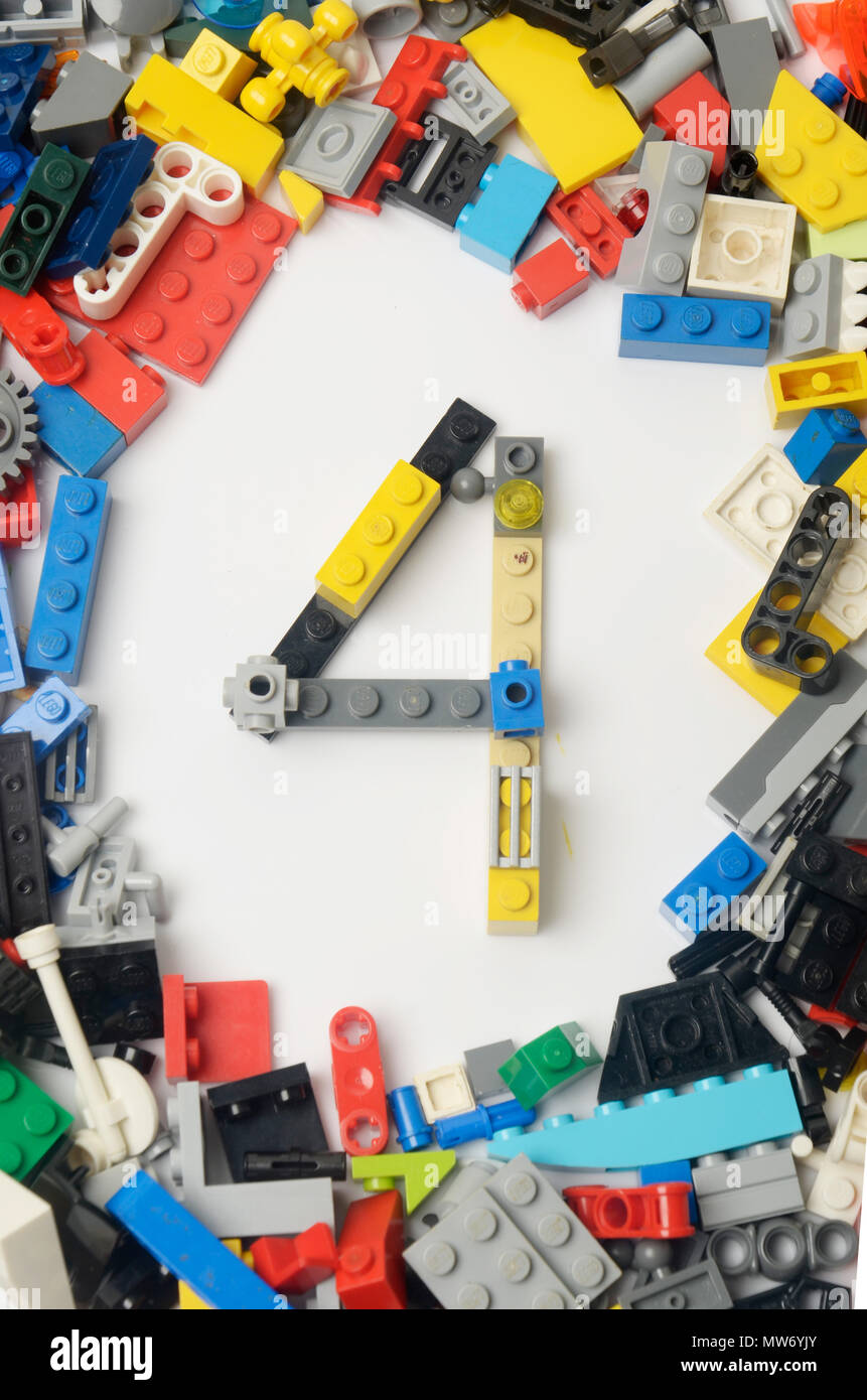 Lego brick four -Fotos und -Bildmaterial in hoher Auflösung – Alamy