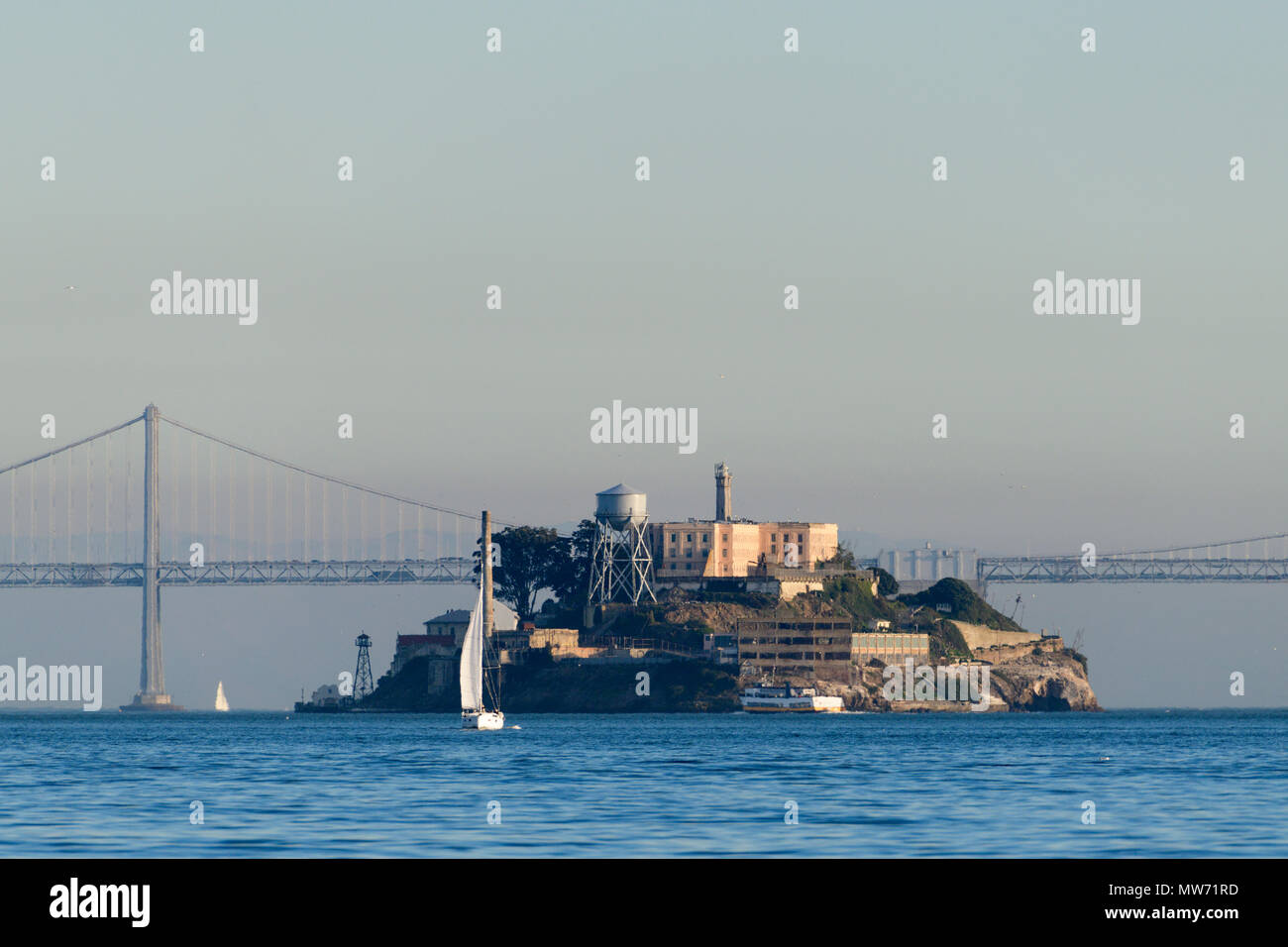 Segelboot alcatraz und bay bridge -Fotos und -Bildmaterial in hoher ...