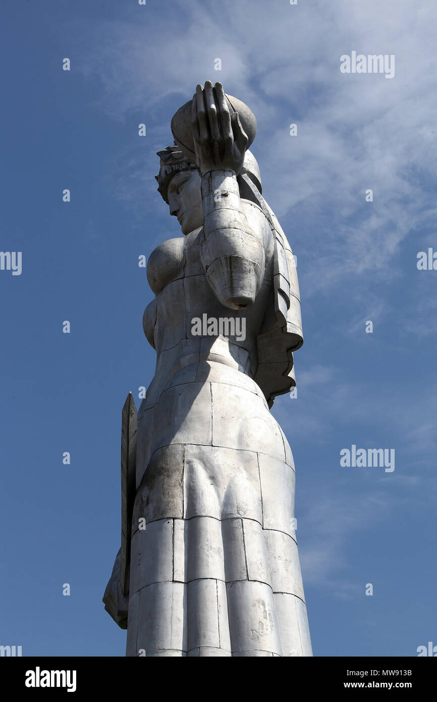 Aluminium Statue Von Kartlis Deda Stockfotos und -bilder Kaufen - Alamy