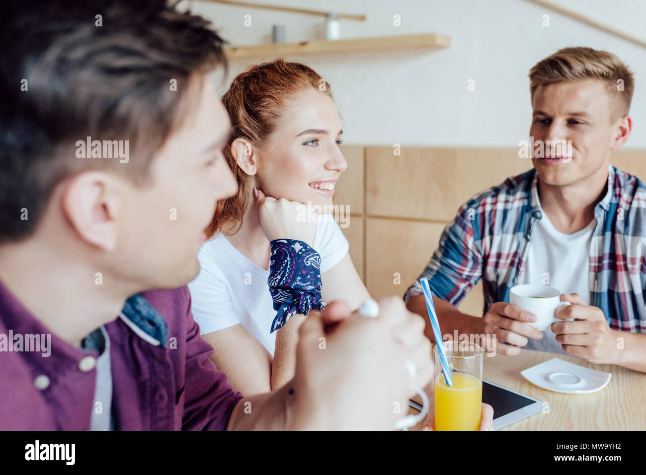 Tischkaffee trinkende jungs -Fotos und -Bildmaterial in hoher Auflösung ...
