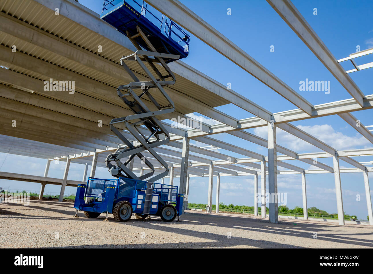 Scheren hebebühne -Fotos und -Bildmaterial in hoher Auflösung – Alamy