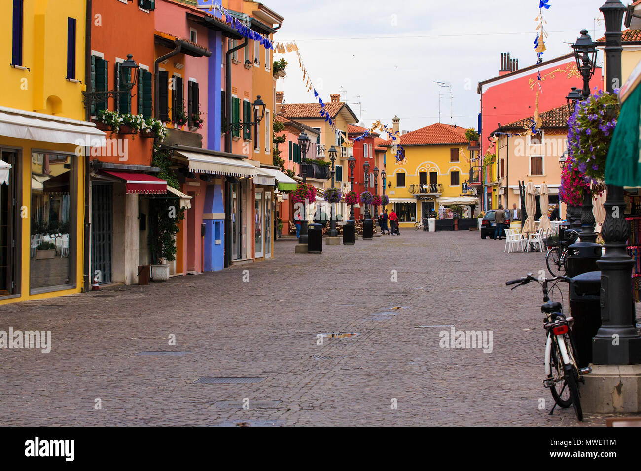 Das historische Zentrum von Caorle mit seinen hellen Farben ...