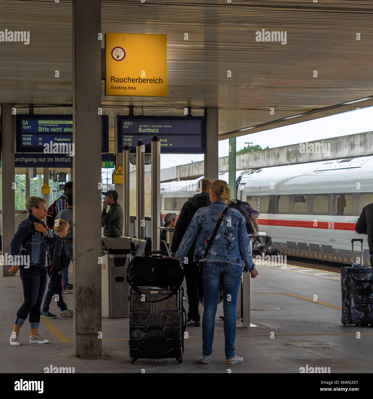 Raucherbereich im freien -Fotos und -Bildmaterial in hoher Auflösung ...