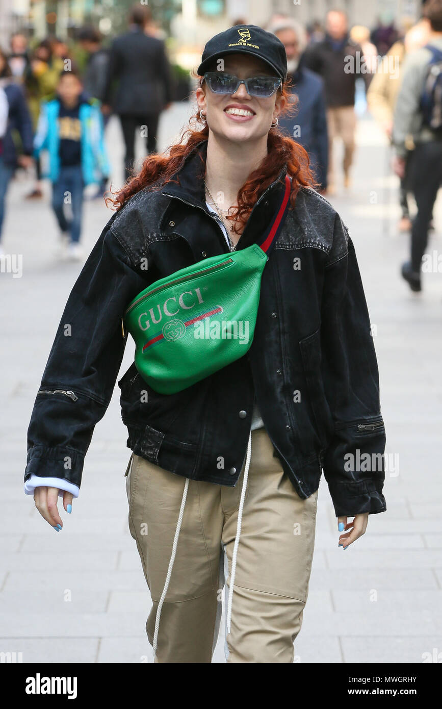 Sänger Jess Glynne mit einem Gucci Tasche gesehen, so dass Global Radio ...